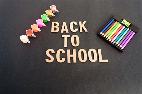 컬러 연필과 타이포그래피 글자로 학교 디자인으로 돌아갑니다 이상적인 포스터 웹 커버 광고 인사말 카드 소셜 미디어 프로모션을 위한 교육 일러스트레이션 0명에 대한 스톡 사진