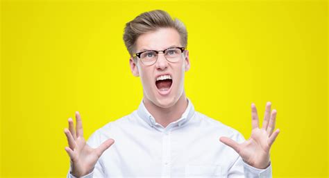 젊은 잘생긴 금발 남자 미친 미친 소리 하 고 적극적인 식와 팔 제기 함 좌절 개념입니다 감정에 대한 스톡 사진 및 기타 이미지 Istock
