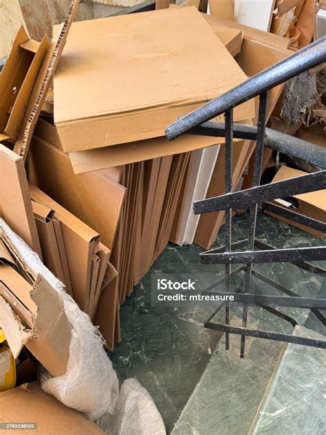 골판지 상자 더미 재활용품 이삿짐 상자가 계단을 막고 있는 어수선한 복도의 이미지 0명에 대한 스톡 사진 및 기타 이미지 0명 가정의 방 건물 외관 Istock