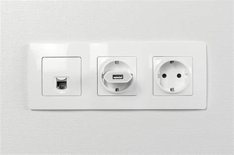 검은 색 연결 인터넷 플러그와 흰색 와이어와 벽에 전기 소켓 Usb 입력이 연결 된 충전 장치의 어댑터 0명에 대한 스톡 사진 및 기타 이미지 Istock