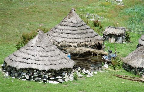 Casas Quechuas Tradicionales En Las Montañas Foto De Archivo Imagen De Casero Estilo 78203966