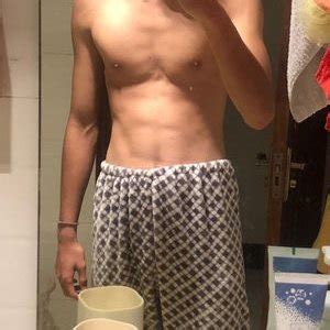 钩子🐶 On Twitter 定制的负数锁终于到了 原来狗屌的位置被冰冷的铁棒代替，再拿包皮整个裹上🥵🥵现在废屌也只能在体内勃起了，简直太