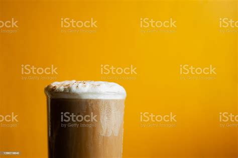 밝은 노란색 그라데이션 배경에 유리 젖은 머그잔에 휘핑 우유 거품커피 0명에 대한 스톡 사진 및 기타 이미지 0명 고급 요리 냉동된 Istock