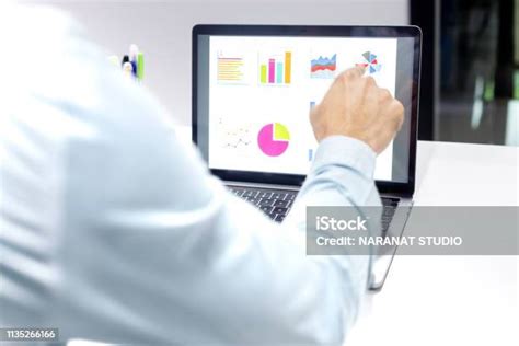 커피 컵 컴퓨터 스크린 그래픽과 차트와 사업가 작업 공간 노트북 가정의 방에 대한 스톡 사진 및 기타 이미지 가정의 방 경관 공란 Istock