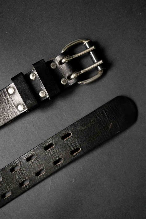 Schwarzer Ledergürtel Mit Bold Hardware Minimalistisches Vintage Accessoire Theplaincircle