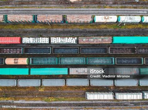 화물 열차 기차역에서 다채로운화물 열차의 공중 보기 철도에 상품 마차 중공업 기차와 산업 개념 장면 비행 무인 항공기에서보기 러시아 상트페테르부르크 강철에 대한 스톡 사진