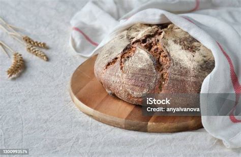 린넨 타월 스펠트 귀와 직물에 도마에 반죽 수제 덩어리없습니다 독일어 바우어브로트는 영어로 농부 빵을 의미한다 집에서 세라믹 팬에 구운 통밀 호밀 밀 빵 0명에 대한 스톡