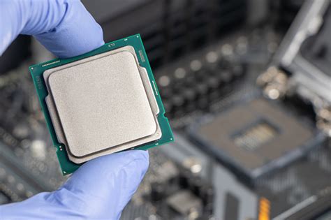 Cpu 마이크로프로세서를 마더보드 소켓에 연결합니다 기술적 배경 컨셉 컴퓨터 하웨어 Cpu에 대한 스톡 사진 및 기타 이미지