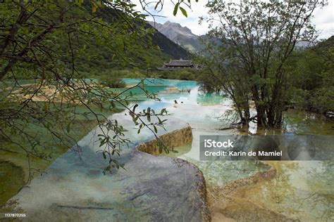 석 회화 은행과 배경에 고 대 사원과 맑은 거울 연못과 계곡 0명에 대한 스톡 사진 및 기타 이미지 0명 강 강둑 Istock
