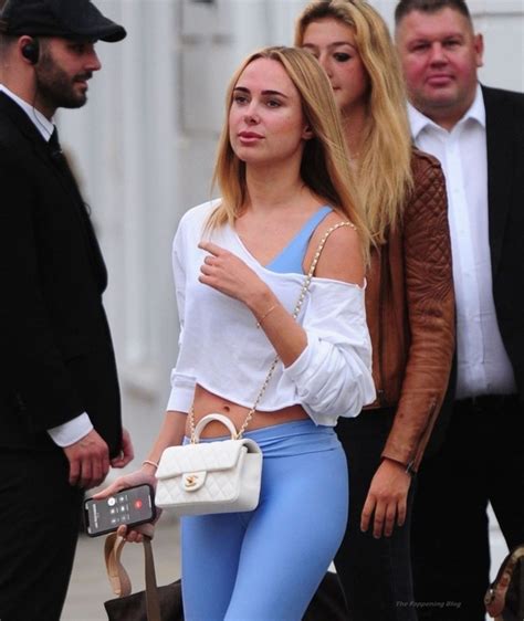 Kimberley Garner Shows Off Her Ass In Tight Blue Leggings In London 30