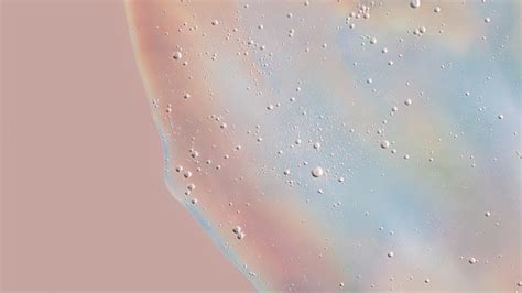 홀로그룩 텍스처에 거품이 있는 화장품 젤의 배경 텍스트 또는 디자인공간을 복사합니다 상단 보기 항균 액체 표면 배경이나 화장품 모형 큰 배너로 좋습니다 기포에 대한 스톡