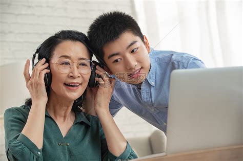 老年人使用电脑高清图片下载 正版图片507653825 摄图网
