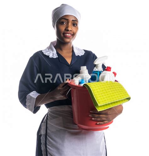 بورتريه لعاملة نظافة ترتدي المئزر، تحمل بيدها دلو بأدوات تنظيف المنزل