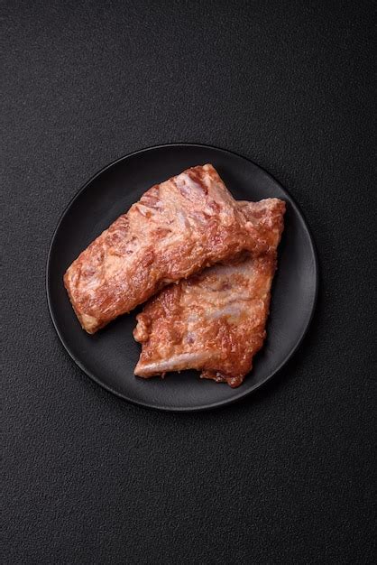 소금 과 향신료 를 첨가 한 달 하고 매운 소스 에 넣은 돼지고기 갈비 프리미엄 사진
