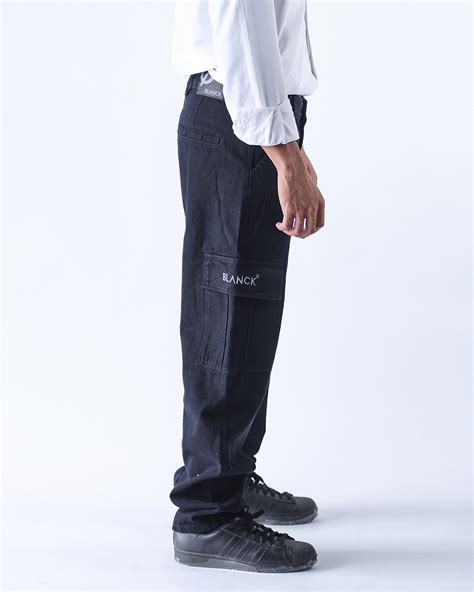 Buy Men S Black Relaxed Fit Cargo Jeans Online At Bewakoof