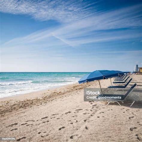 바다 근처의 모래 사장에 우산을 엽니 다 마이애미 플로리다의 해변 빈 해변 해변 이른 아침 구름 해변에 대한 스톡 사진 및 기타 이미지 Istock