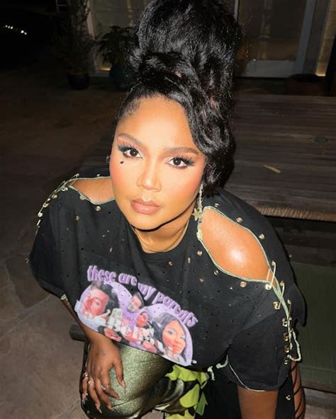 Lizzos Mermaid Makeup Is The Glittery Glam Look Made For Vacations