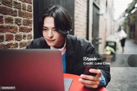 카페에서 노트북과 스마트폰으로 일하는 아시아 청년 사업가 20 24세에 대한 스톡 사진 및 기타 이미지 20 24세 계획 고객 Istock