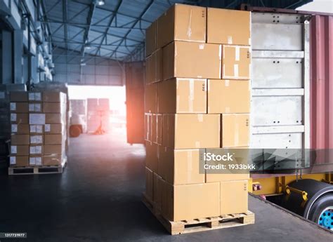 패키지 상자 의 스택 컨테이너 트럭에로드합니다 도크 창고에 트럭 주차 적재 배달 서비스 배송 창고 물류 선적 화물 트럭 운송 0명에 대한 스톡 사진 및 기타 이미지 Istock