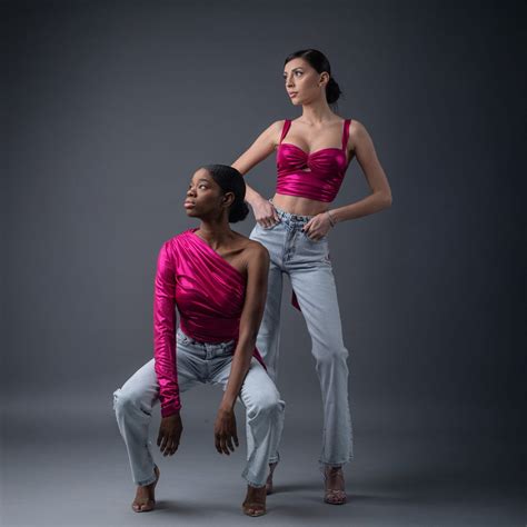 Top Pe Un Umar Metalizat Roz Fuchsia • Esanata Design