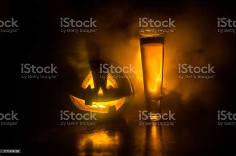 할로윈을위한 나무 배경에 호박차가운 가벼운 맥주 한 잔 어두운 색조의 안개 배경에 신선한 맥주와 호박 한 잔 호박 조롱박과 식물에 대한 스톡 사진 및 기타 이미지 Istock