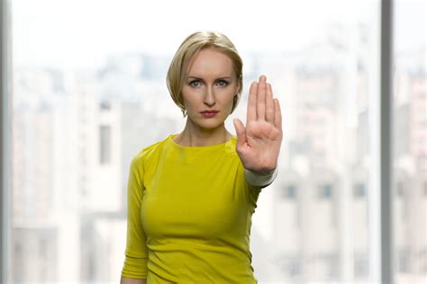 Как наложить запрет на сделки с недвижимостью без участия собственника в МФЦ и Росреестре