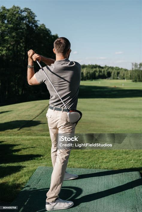 야외에서 골프를 재생 하는 동안 골프 클럽을 들고 남자의 뒷면 골프에 대한 스톡 사진 및 기타 이미지 골프 경기 스포츠 경쟁 Istock