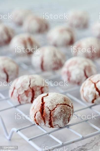 갓 구운 라즈베리 아마레티 쿠키 대리석 효과 배경의 행을 포함하는 흰색 금속 냉각 랙의 이미지 전경에 초점 0명에 대한 스톡 사진 및 기타 이미지 Istock