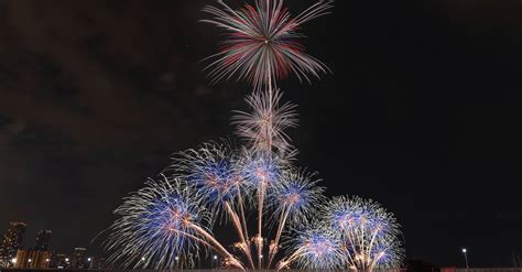 공중 디스플레이 기념 도시 경관 도시 축제 도시 풍경 도시의 도시의 불빛 독립기념일 라이트 쇼 밝은 밤 축하 밤문화 밤하늘 불꽃 쇼 불꽃놀이 불꽃