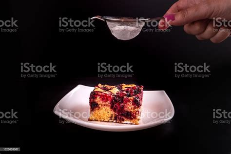 수제 케이크에 흰 가루 설탕을 뿌리는 여성의 손은 숟가락으로 접시에 제공 된 숲과일을 가루 설탕에 대한 스톡 사진 및 기타 이미지 가루 설탕 갈색 건포도 Istock