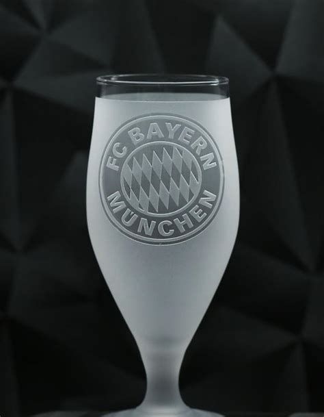 Подарунковий келих для пива на ніжці 500 мл з гравіюванням напису фк баварія — ціна 650 грн у