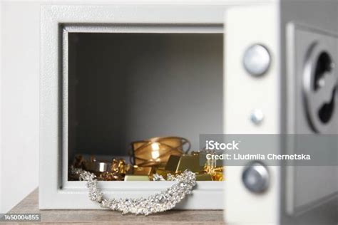 흰색 배경에 나무 테이블에 금괴와 보석이 있는 열린 강철 금고 금고 보안 장비에 대한 스톡 사진 및 기타 이미지 금고 보안 장비 보석 개인 장식품 안전 Istock