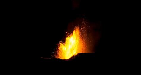 ВИДЕО ЛЕПО А ЗАСТРАШУЈУЋЕ Почела ерупција вулкана на Исланду Dnevnik