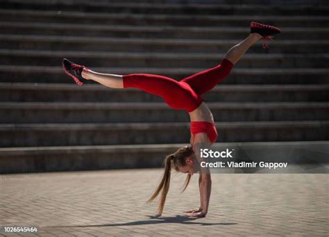 젊은 매력적인 여자 야외에서 요가 연습 여자는 손으로 거꾸로 수행 가냘픈에 대한 스톡 사진 및 기타 이미지 가냘픈 건강한 생활방식 균형 Istock