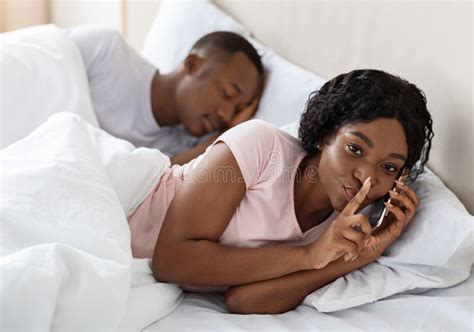 Donna Che Tradisce Il Suo Fidanzato Parla Al Telefono Con Lamante