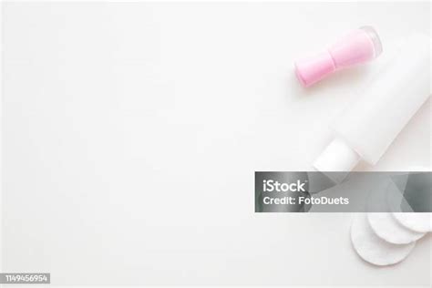 핑크 매니큐어의 유리 병입니다 래커 리무버의 플라스틱 병 화이트 코 튼 패드 매니큐어 페디큐어 뷰티 살롱 개념입니다 밝은 회색 배경에 텍스트 인용 격언 또는 로고에 대 한