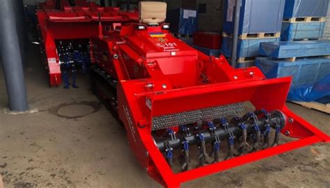 Південна Корея передала українським рятувальникам 10 машин для розмінування