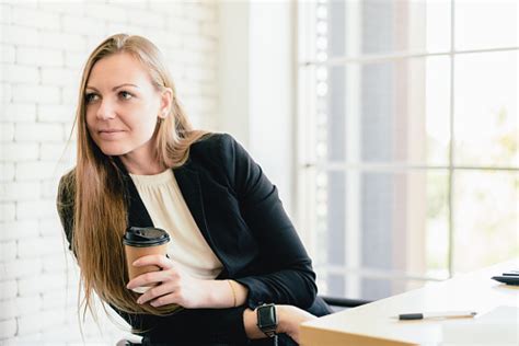 매력적인 백인 사업가가 커피 컵을 들고 의도적으로 복사 공간을 가진 다른 직원의 말을 듣는 초상화 집행 관리자의 비서 직무 분석 및 보조 경영자에 대한 스톡 사진 및 기타