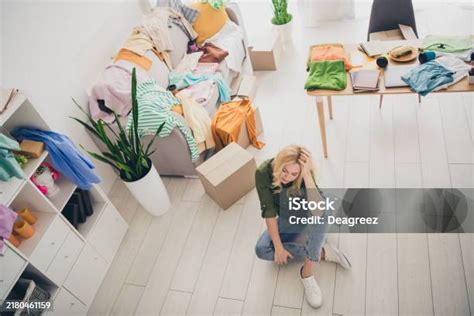 젊고 슬픈 화가 난 여자의 사진은 이사에 문제가 있습니다 새 아파트 아파트 엉망 거실 실내 옷 40 44세에 대한 스톡 사진 및 기타 이미지 Istock