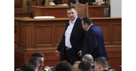 Пеевски се отказва от конституционната комисия