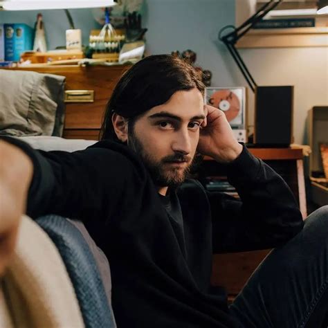 Diandra Reviews It All Noah Kahan Is A Busyhead Like The Rest Of Us