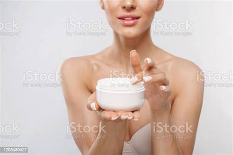 스킨 케어 제품 항아리에 얼굴 크림을 들고 여자 손의 클로즈업 바디 로션을 들고 자연 매니큐어와 건강한 손톱아름다운 여성 손 뷰티 컨셉 개념에 대한 스톡 사진 및 기타