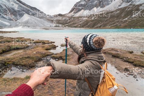 젊은 커플 여행자 Yading 자연 보호 여행 라이프 스타일 컨셉에에서 우유 호수에서 아름 다운 풍경을 보고 하이킹 2명에 대한