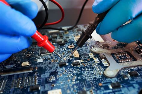 기술자는 철을 납땜하여 하드 디스크 내부를 수리합니다 통합 회로 데이터 하드웨어 기술자 및 기술의 개념 개선에 대한 스톡 사진 및 기타 이미지 Istock