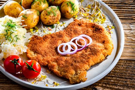 감자와 양배추로 빵 부스러기로 코팅 된 돼지 고기 커틀릿 폭 찹에 대한 스톡 사진 및 기타 이미지 폭 찹 양배추 감자 요리 Istock