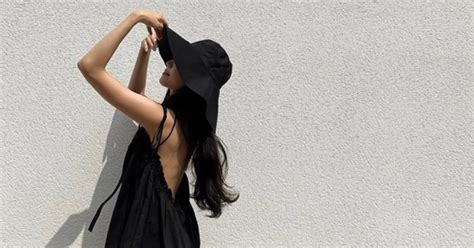 손나은 등 훤히 드러난 원피스에 깜짝 군살이 하나도 없네 [md패션]