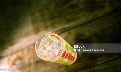 얼음 조각과 레모네이드가있는 키가 큰 다채로운 유리 위에서 보기 0명에 대한 스톡 사진 및 기타 이미지 0명 각얼음 냉동된 Istock