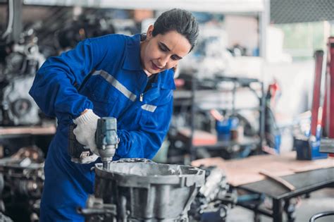 자동차 기술자 점검 엔진 최적의 성능을 보장하기 위해 정확한 수리를 위한 고품질 기어 선택 Defection에 대한 스톡 사진