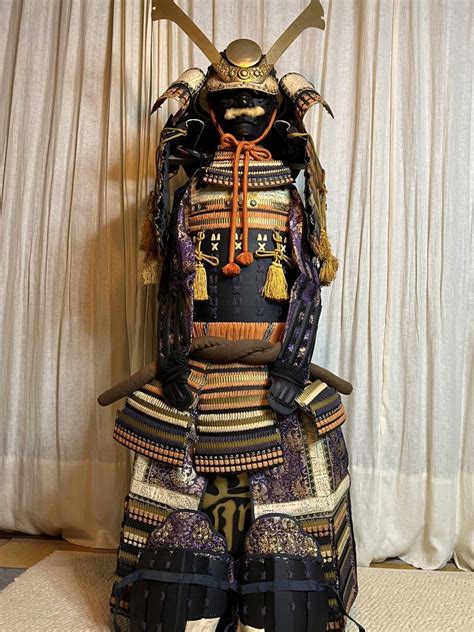 【現代甲冑 等身大】（展示品の為未使用品）黒胴当世素掛紺白茶糸威本小札具足 一式 By メルカリ