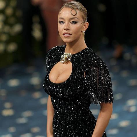 Sydney Sweeney Braless Red Carpet Look